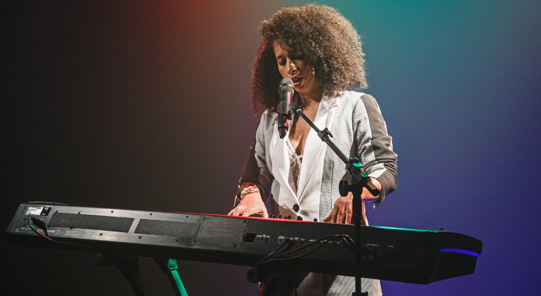 Toca na Mão: projeto exibe vídeo de Manuela Rodrigues